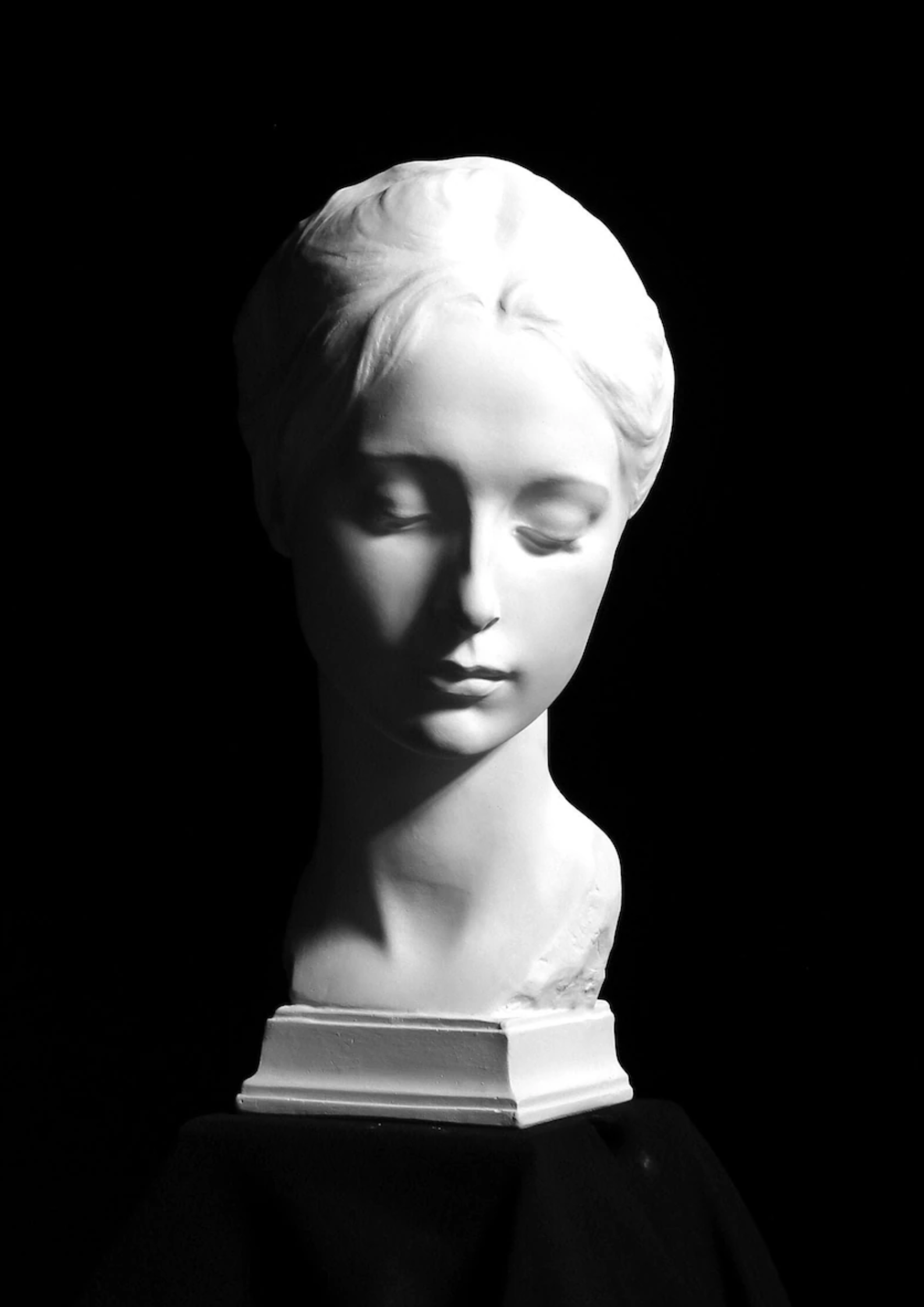Portrait of a Girl Plaster Bust Sculpture – Nicholas H Wood